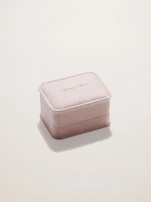 Yvonne Léon Chevaliere Berlingot 9-karat Ruby Signet Ring
