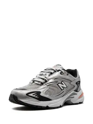 NEW BALANCE 725v1 Metallic Sneakers - Silver