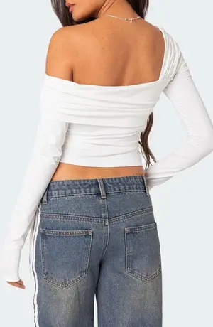 EDIKTED Asymmetric Neck Crop Top