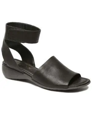 The Flexx Beglad Leather Wedge Sandal - Black