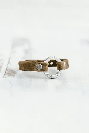 GIVING BRACELETS I Am Grateful Brushed Silver Mantra Bracelet Grey