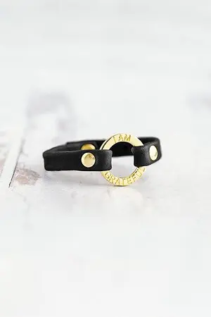 GIVING BRACELETS Gold I Am Grateful Mantra Bracelet - Black
