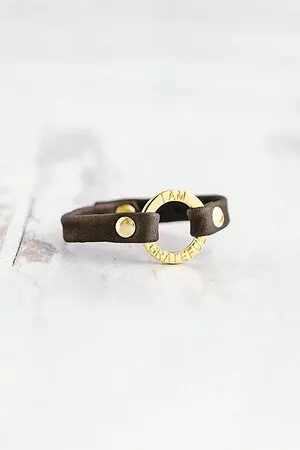 GIVING BRACELETS Gold I Am Grateful Mantra Bracelet - Chocolate Brown