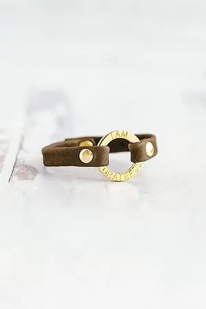 GIVING BRACELETS Gold I Am Grateful Mantra Bracelet - Light Grey