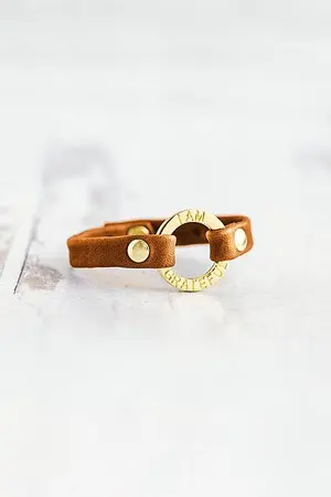GIVING BRACELETS Gold I Am Grateful Mantra Bracelet - Rustic Brown
