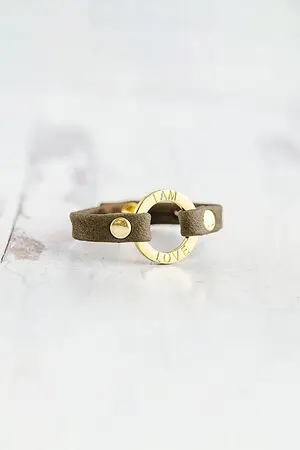 GIVING BRACELETS Gold I Am Love Mantra Bracelet - Light Grey