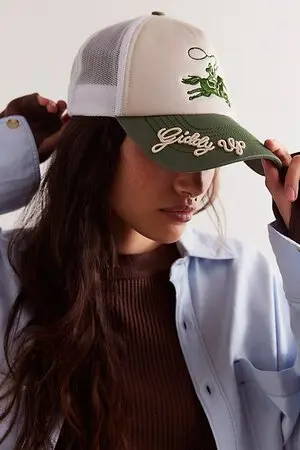 UNDERSTATED LEATHER Giddy Up Trucker Cap - Cream/green