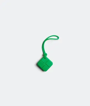 BOTTEGA VENETA AirTagケース　緑 Bottega Veneta Airtag Case - Parakeet | Editorialist