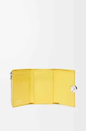 Loewe Pebble Small Vertical Wallet In Shiny Nappa Leather Skin - Baby Corn