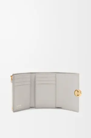 Loewe Pebble Small Vertical Wallet In Shiny Nappa Leather Skin - Shell Grey