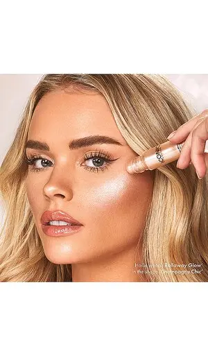 ICONIC LONDON Rollaway Glow Liquid Highlighter - Champagne Chic