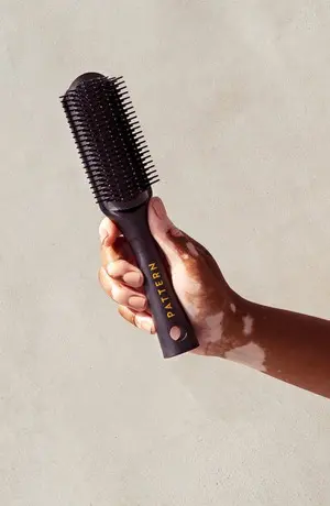 PATTERN BEAUTY Shower Brush