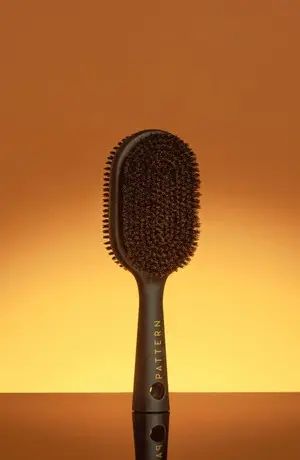 PATTERN BEAUTY Double-sided Bristle Brush