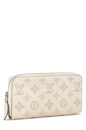 LOUIS VUITTON Monogram Mahina Zippy - Beige