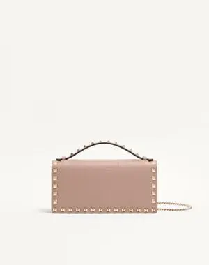 Valentino Garavani Rockstud Wallet With Chain In Grainy Calfskin - Poudre