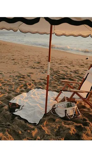 BUSINESS & PLEASURE Beach Towel In White