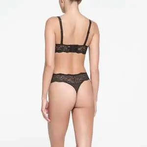 SKIMS Fits Everybody Lace Balconette Bra