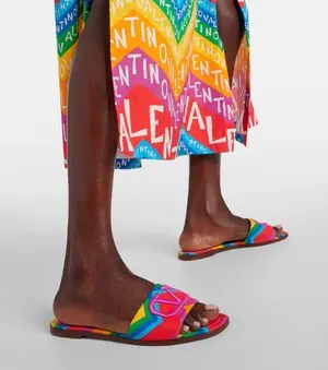 Valentino Garavani Vlogo Chevron 24 Canvas Slides