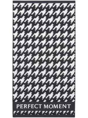 Perfect Moment Houndstooth-print Beach Towel - Black