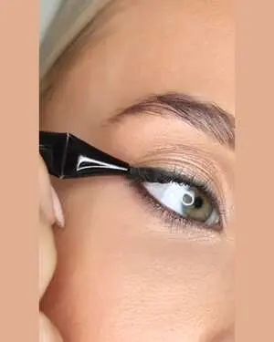 KEVYN AUCOIN Angled Eyeliner Brush