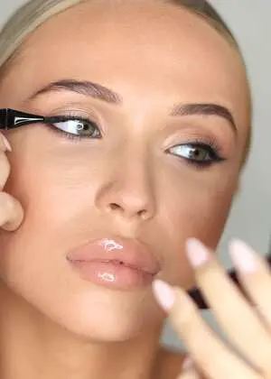 KEVYN AUCOIN Angled Eyeliner Brush