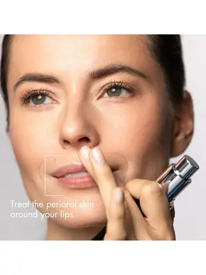 RÉVIVE Renewal Advanced Lip Perioral Serum Targeted Vertical Line Filler