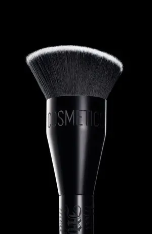 MELT COSMETICS 900 Face & Body Brush