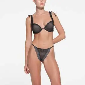SKIMS Romance Lace Unlined Plunge Bra