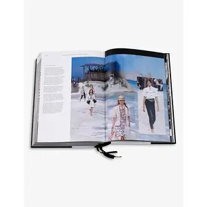 THAMES & HUDSON Chanel Catwalk: The Complete Collections Book