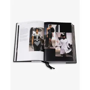 THAMES & HUDSON Chanel Catwalk: The Complete Collections Book
