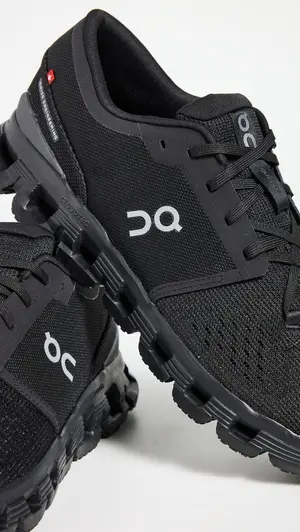 On X 4 Sneakers