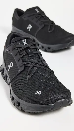 On X 4 Sneakers