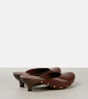 Chloé Judith Studded Leather Clogs - Brown