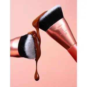 REAL TECHNIQUES Kitten Paw Concealer Brush