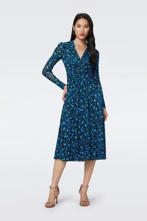 front corset dress LEAU Solara Satin in Black at Nordstrom, Size Xx-Large Color:05 This fitted dress showcases plus size Schnittmuster Summer Dresses for Women