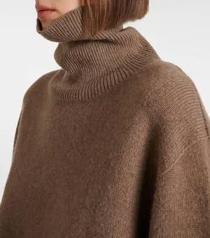 THE ROW Hepny Cashmere Turtleneck Sweater