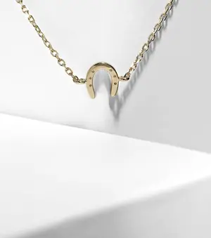 STONE AND STRAND Lucky Horseshoe 10kt Bracelet