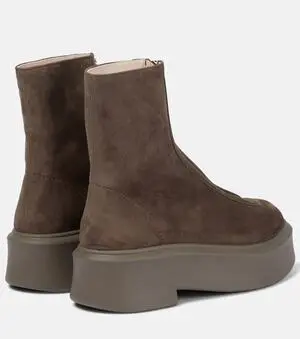 THE ROW Zipped Suede Boots - Brown