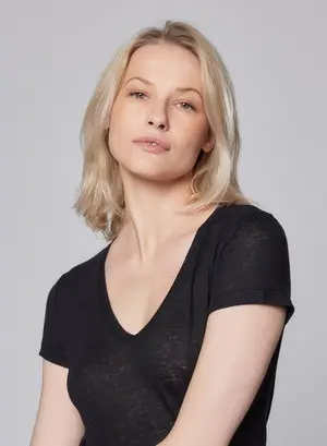 Majestic Filatures Stretch Linen Short Sleeve V-neck T-shirt - Noir