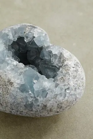 JIA JIA HOME Small Celestine Geode Heart