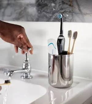 JOSEPH JOSEPH Easystore Luxe Toothbrush Holder