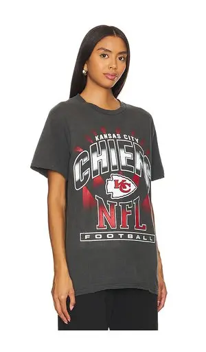 Junk Food Chiefs Chrome Vintage Tee In Charcoal