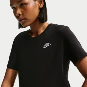 Nike Sportswear Club Essentials T-shirt - Black