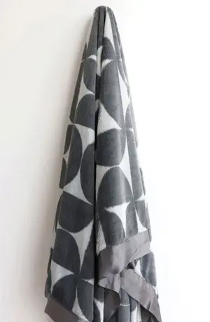 LITTLE GIRAFFE Half Moon Print Throw Blanket