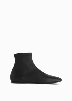 Co Round-toe Leather Bootie