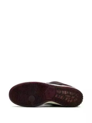 Nike X Riot Skateshop Sb Dunk Low Sneakers - Red