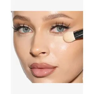 HUDA BEAUTY Undereye Buff Brush