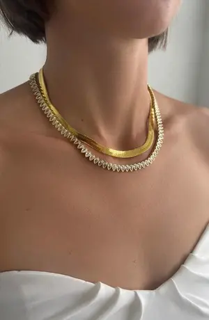 ST. MORAN Pear Crystal Collar Necklace