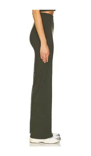 437 The Essentials Pant - Forest
