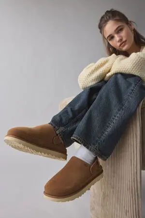 UGG Goldenstar Suede Clog - Chestnut